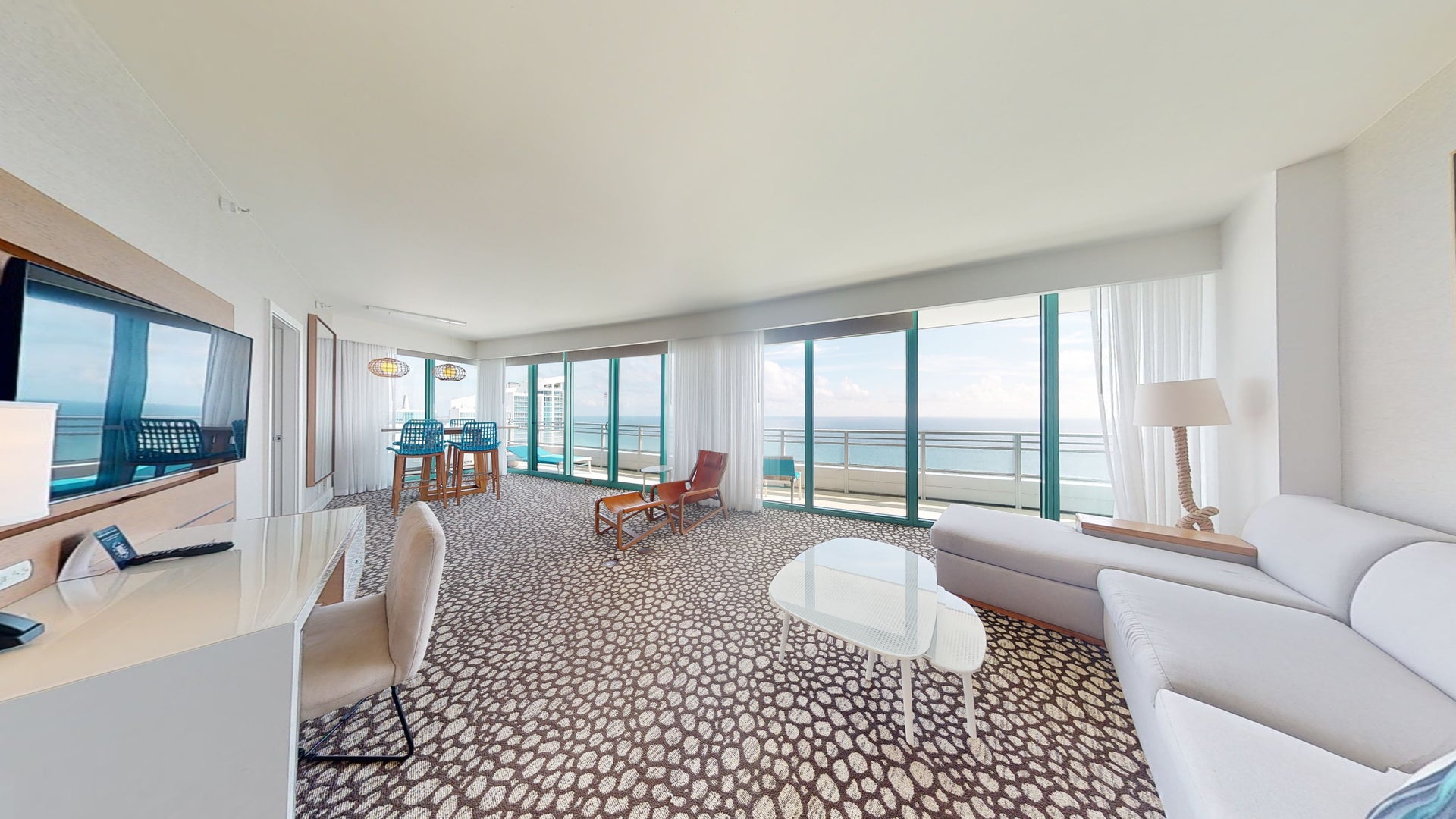 THE DIPLOMAT BEACH RESORT - Corner Ocean Suite - Supreme Scene